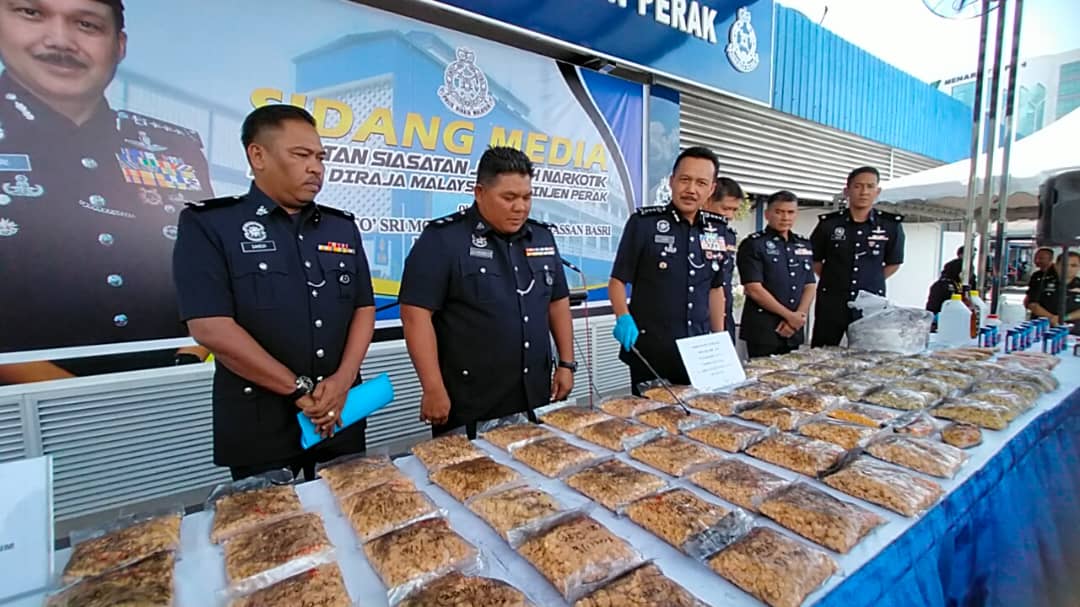 Dua beradik proses, edar dadah ditahan dalam serbuan makmal haram ... Dua beradik proses, edar dadah ditahan dalam serbuan makmal haram ...