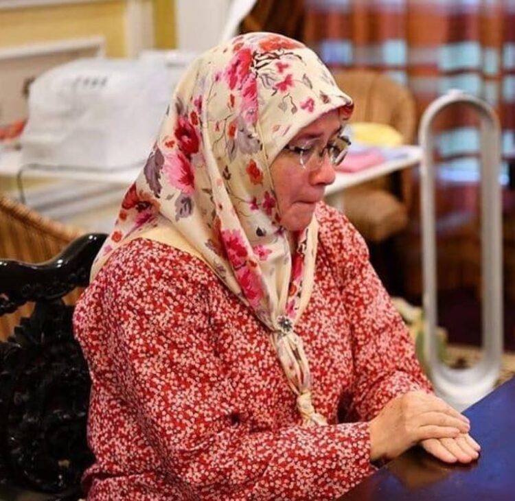 Tunku Azizah terharu dianugerahkan Pingat Perkhidmatan WAGGGS - Kosmo ... Tunku Azizah terharu dianugerahkan Pingat Perkhidmatan WAGGGS - Kosmo ...