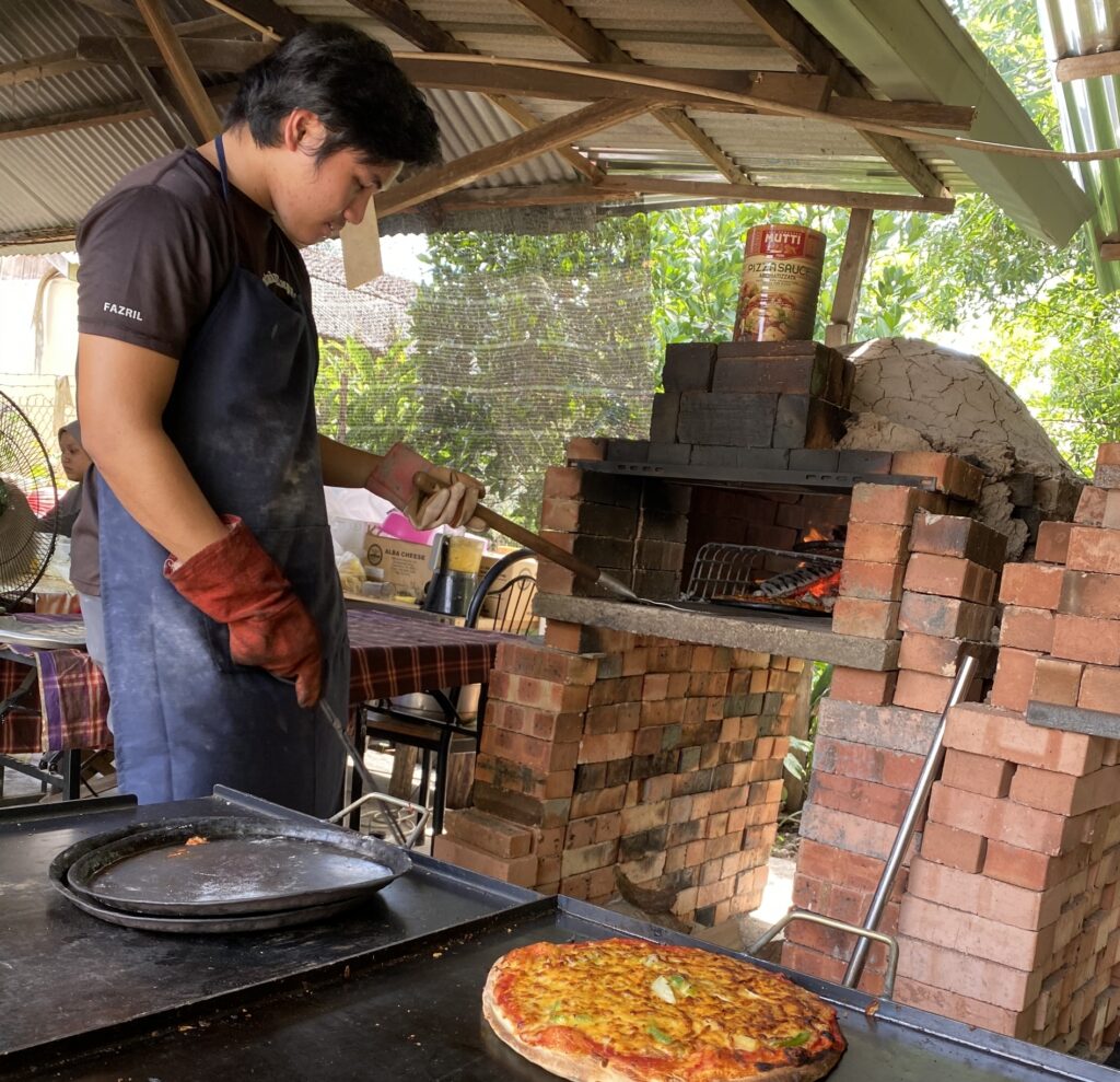 Bahang kayu api lembutkan piza - Kosmo Digital