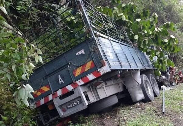 Dua beranak maut lori terbabas - Kosmo Digital