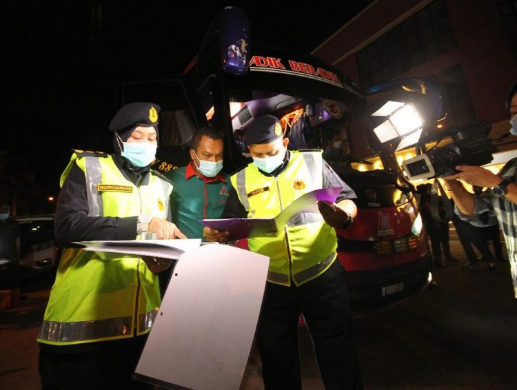 Pemandu bas ekspres ambil mudah peraturan jalan raya - Kosmo Digital