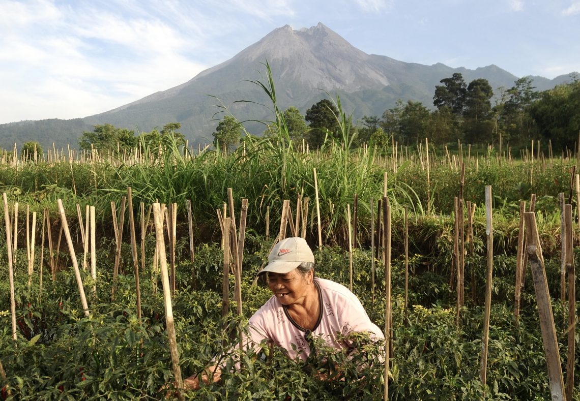 Ratusan penduduk dipindahkan susulan amaran Gunung Merapi meletus ...