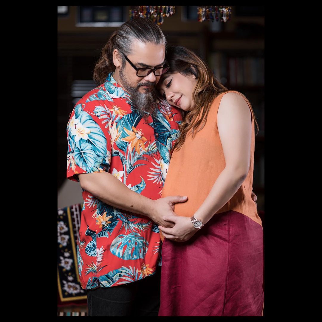 Awie timang anak kecil pada usia 53 tahun - Kosmo Digital