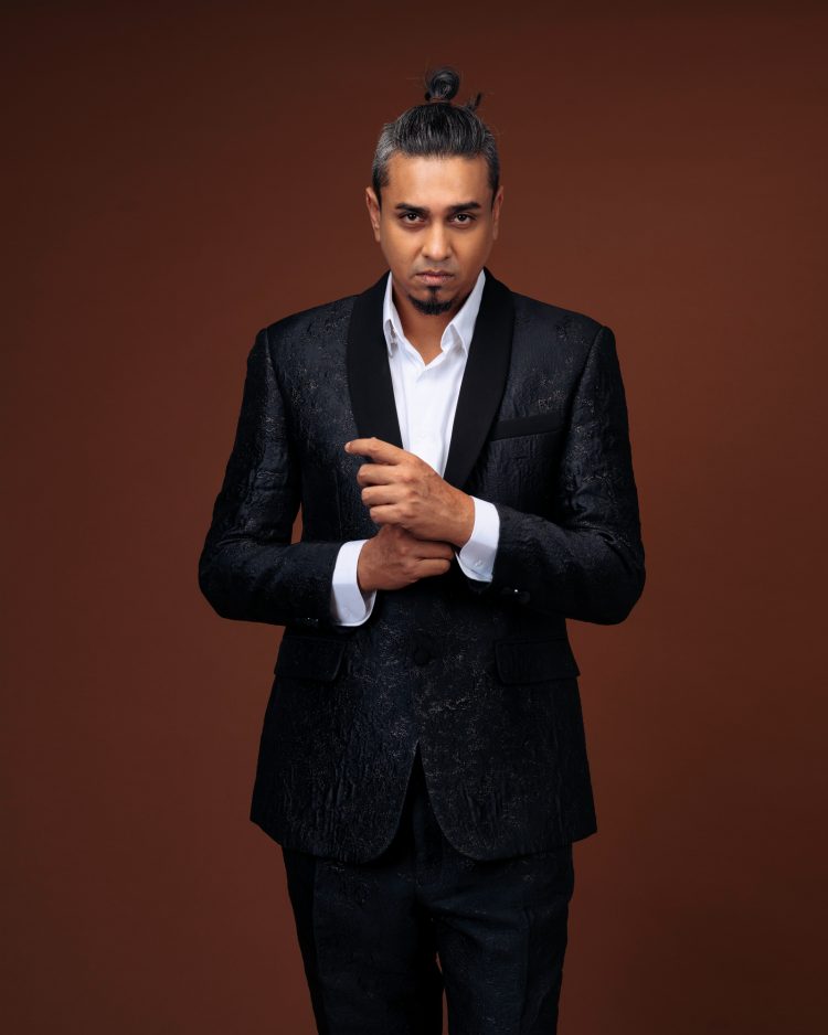 Adegan berpeluk, isteri beri Azad lampu hijau - Kosmo Digital