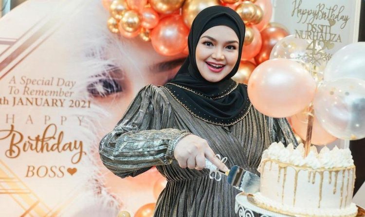 Siti terima kejutan hari jadi - Kosmo Digital