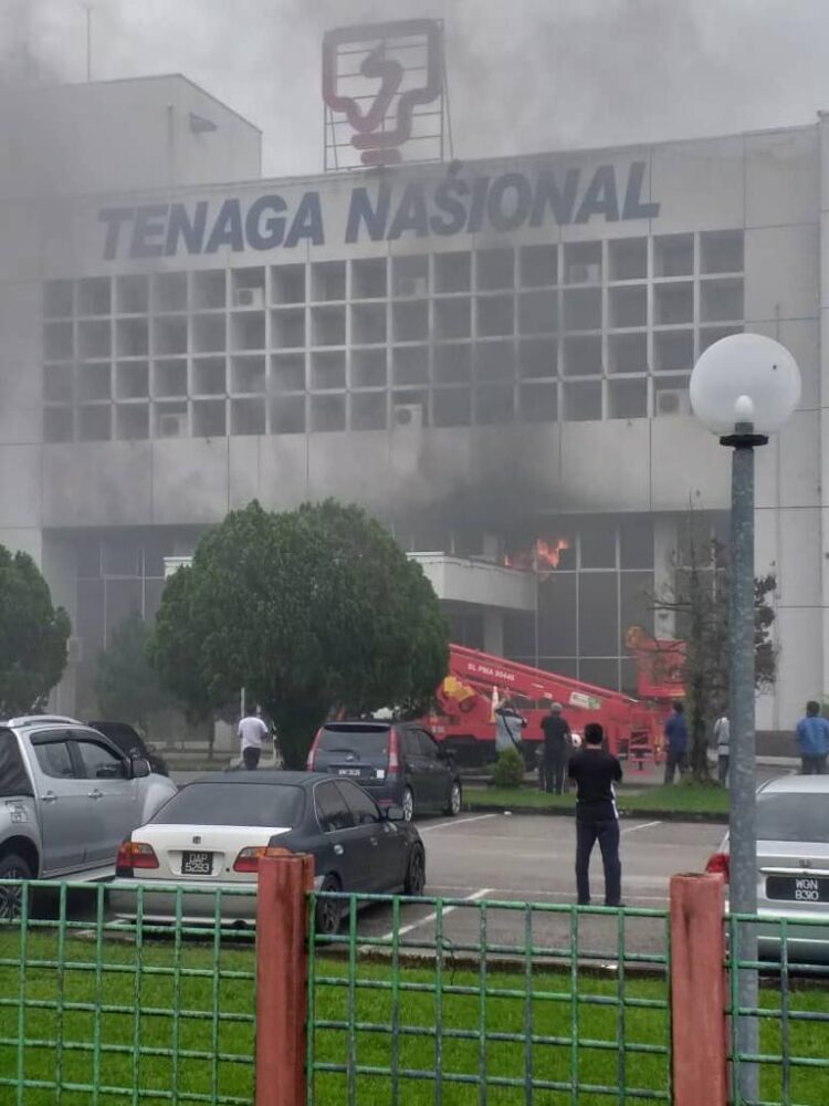 Bangunan TNB Tanah Merah terbakar - Kosmo Digital