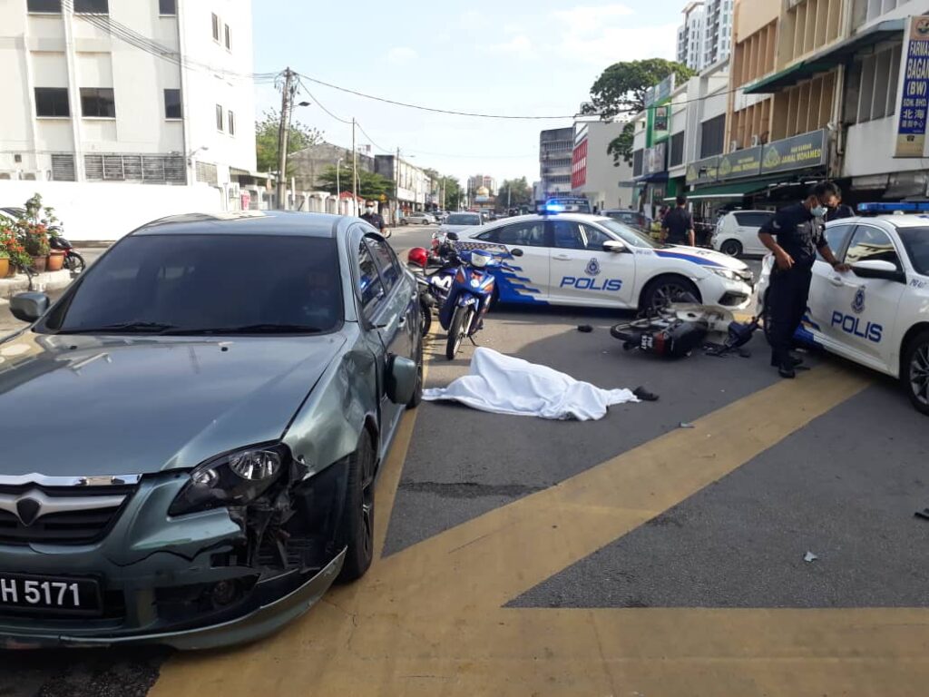 Penunggang maut motosikal dilanggar kereta di simpang - Kosmo Digital