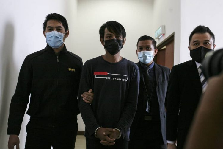 [VIDEO] Bekas Lans Koperal mengaku bersalah terima rasuah pusat urut - Kosmo Digital