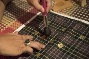 Telepuk tekstil berhias emas - Kosmo Digital