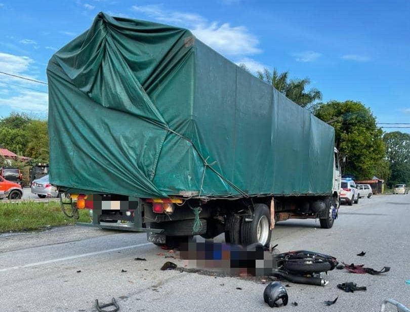 Lelaki maut motosikal langgar belakang lori - Kosmo Digital Lelaki maut motosikal langgar belakang lori - Kosmo Digital