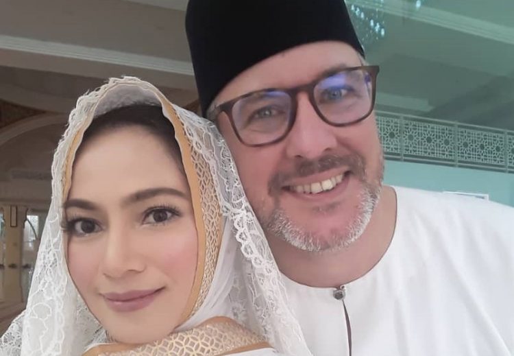 Haliza Misbun selamat bergelar isteri kepada lelaki British - Kosmo Digital