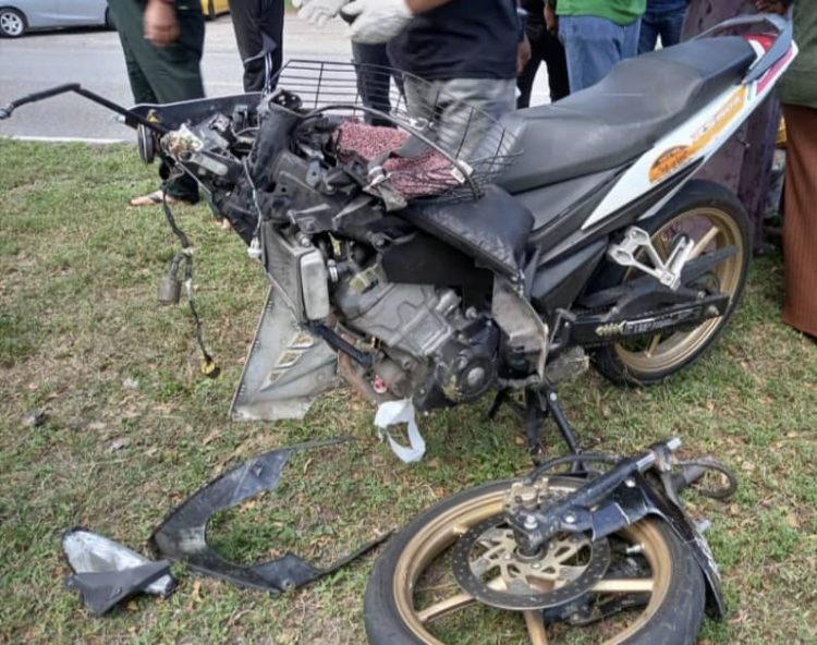 Buruh maut, motosikal rempuh belakang lori - Kosmo Digital