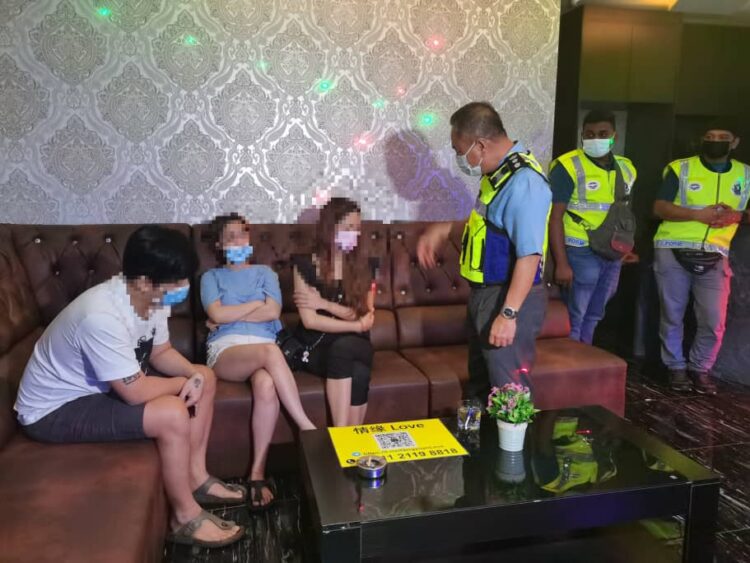 Pelacuran: Gambar wanita cantik, seksi sebagai tarikan - Kosmo Digital