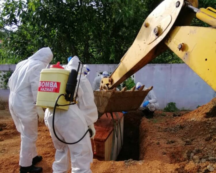 Bomba bantu kebumi lelaki obesiti positif Covid-19 - Kosmo Digital