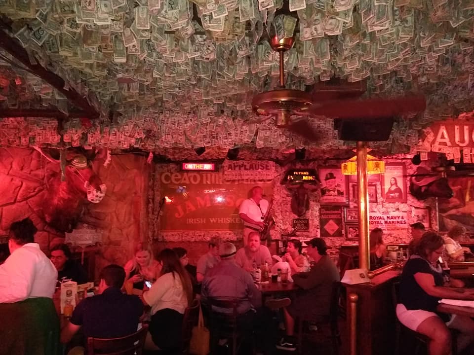 Helaian wang kertas RM8.2 juta jadi hiasan siling restoran - Kosmo Digital