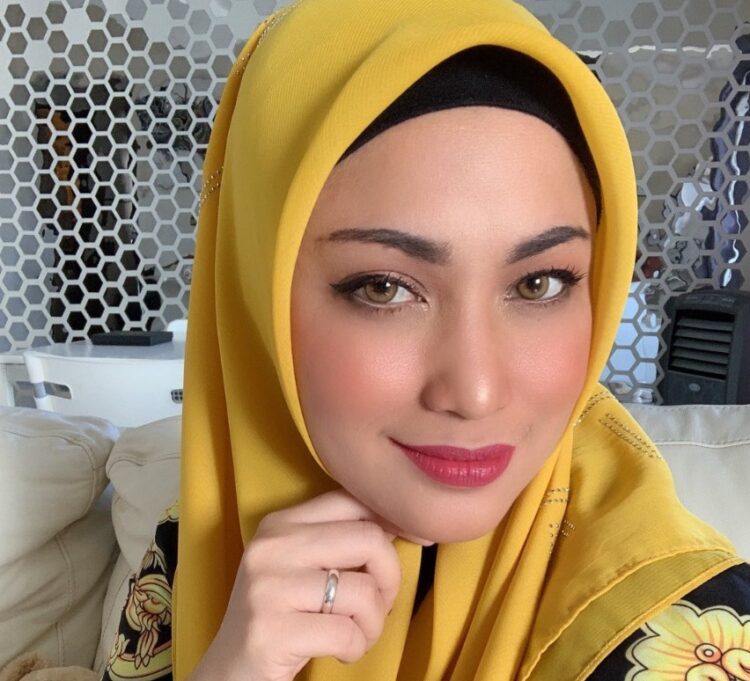 Ezlynn istiqamah bertudung, padam semua gambar lama - Kosmo Digital