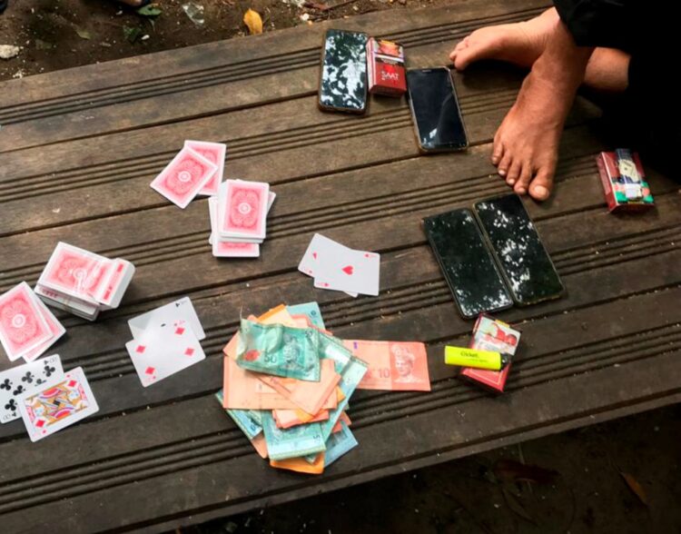 Tujuh lelaki berjudi daun terup dalam semak ditahan - Kosmo Digital