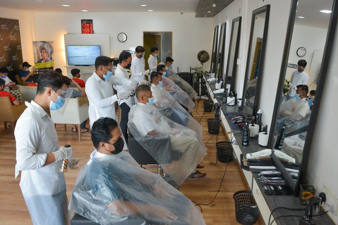 Orang ramai serbu kedai gunting rambut - Kosmo Digital