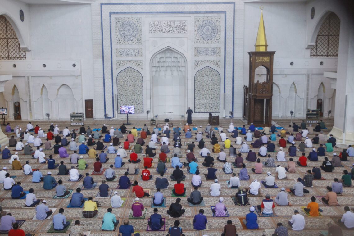 Solat Jumaat 16 masjid tidak sah - Kosmo Digital