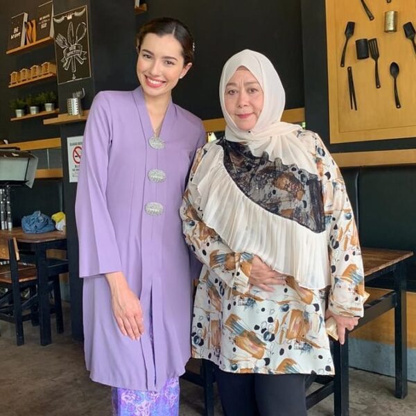 Amelia Henderson seronok pakai 40 pasang kebaya - Kosmo Digital