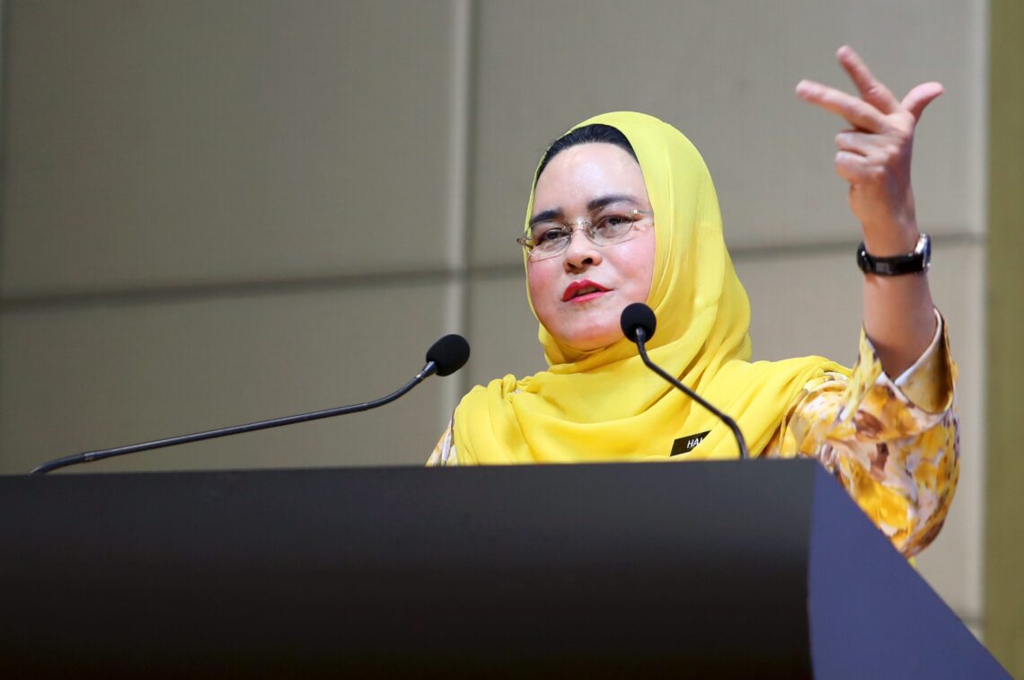 Menteri perpaduan bidas komen perkauman ke atas Kisona - Kosmo Digital