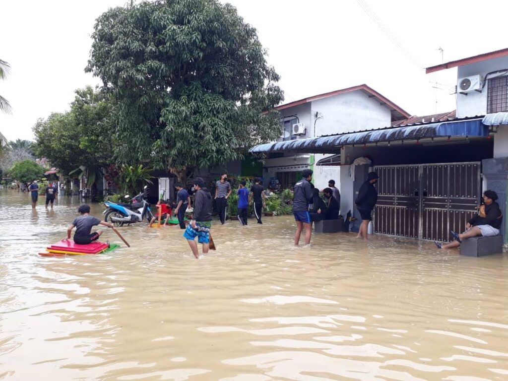Beberapa kawasan di Batu Pahat dilanda banjir kilat - Kosmo Digital