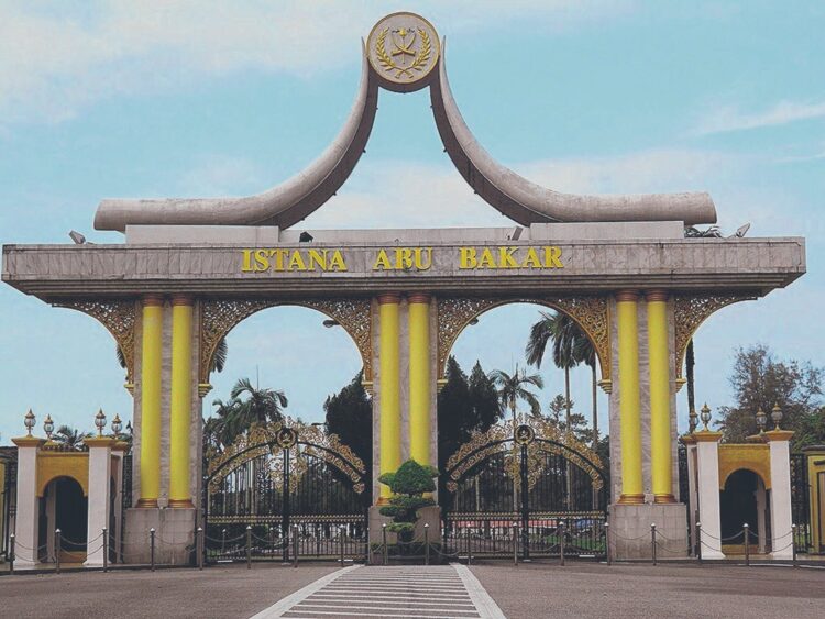 Larangan lekat lambang darjah kebesaran dan pingat negeri Pahang di ...