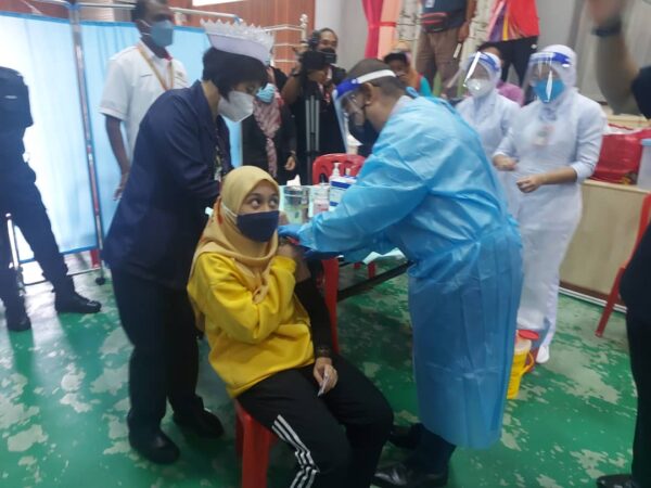 Payudara membesar selepas suntikan Pfizer adalah normal - Kosmo Digital