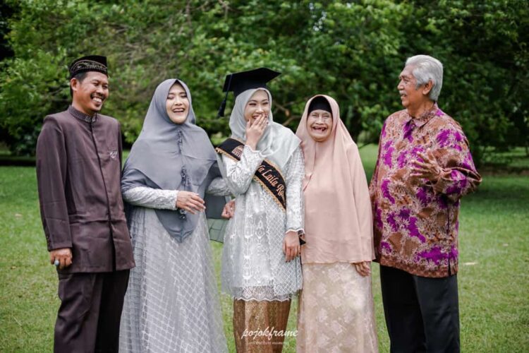 Tempah kain selempang, mortar board rai konvokesyen di Jakarta - Kosmo ...