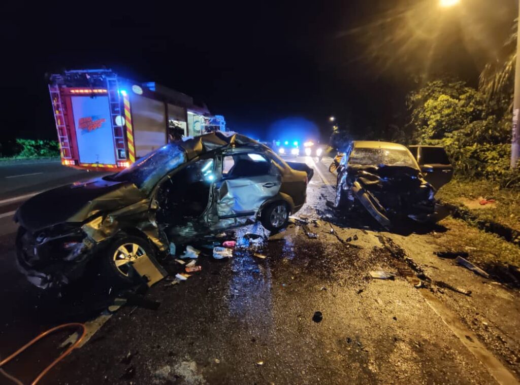 Dua sekawan maut, empat cedera nahas dua kenderaan - Kosmo Digital