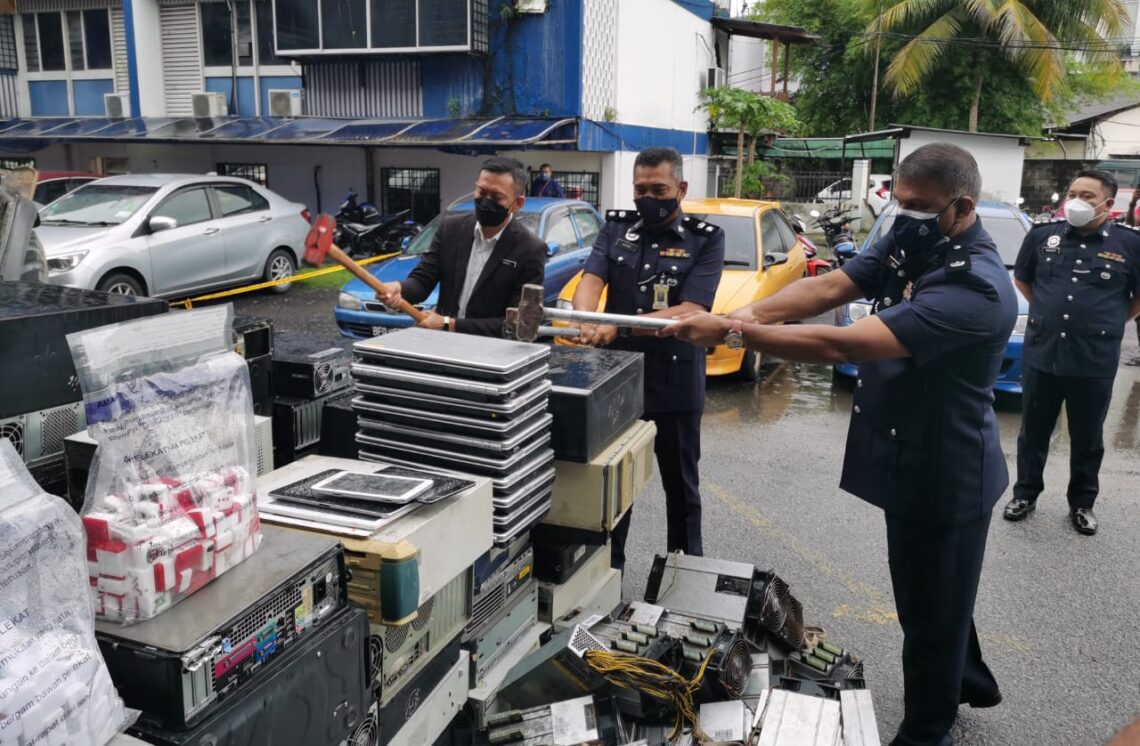 Polis Wangsa Maju lupus barang kes judi bernilai RM38,000 - Kosmo Digital