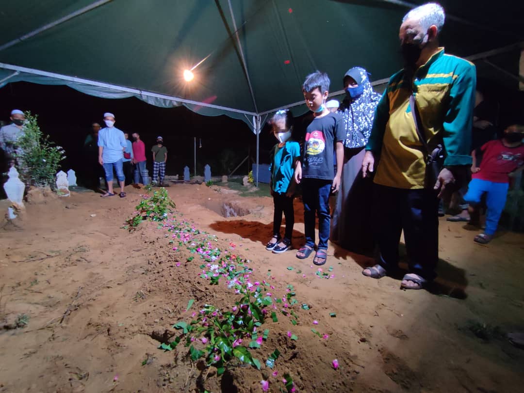 Pasangan suami isteri maut kemalangan selamat dikebumikan - Kosmo Digital