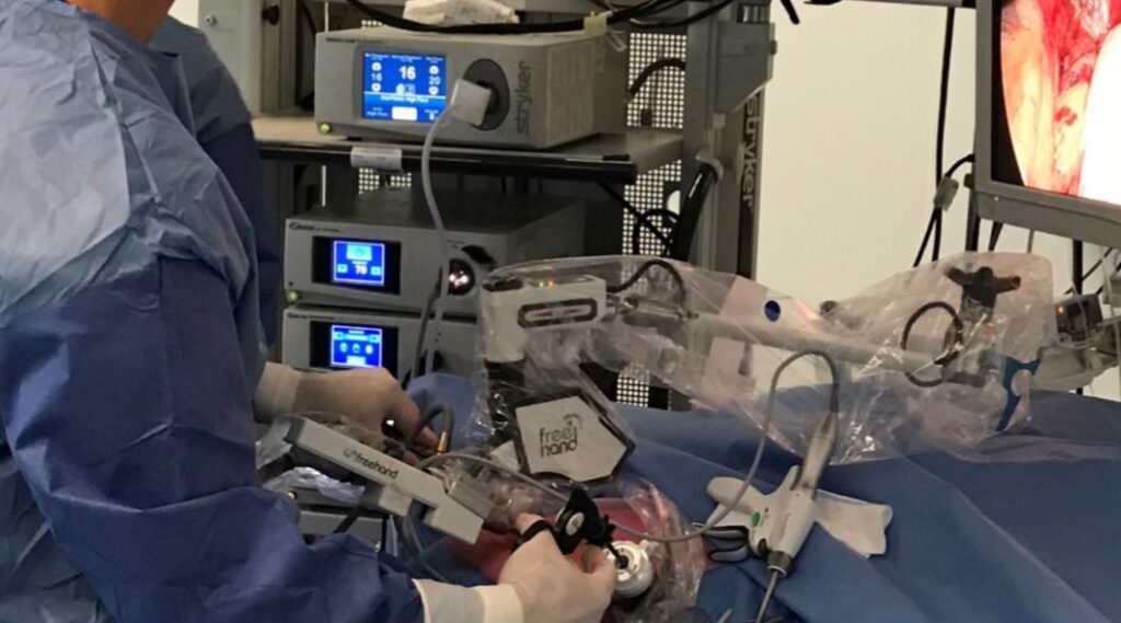 Anak Malaysia di sebalik ciptaan robot FreeHand pembantu pembedahan ...