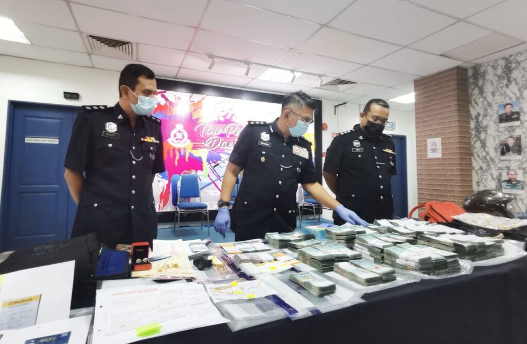 Empat Penjawat Antara Lapan Ditahan Samun Rm1 13 Juta Kosmo Digital