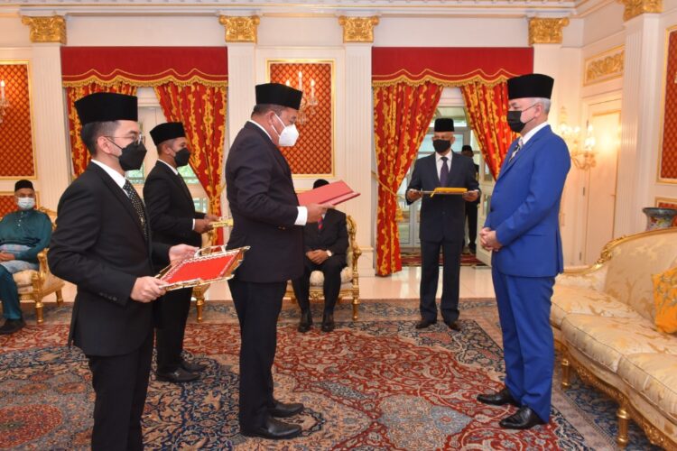 Sultan Perak berkenan terima zakat RM7.8 juta - Kosmo Digital