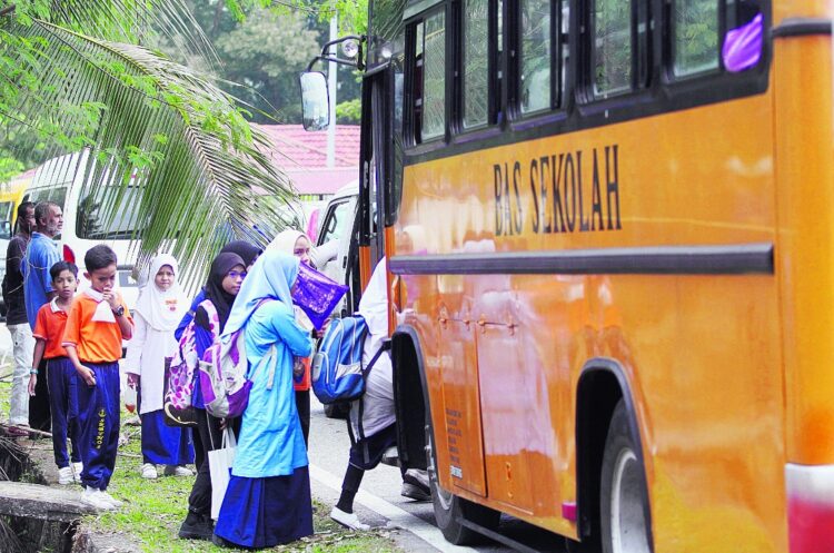 Bukan bayar harian tapi penuh tambang bas sekolah - Kosmo Digital
