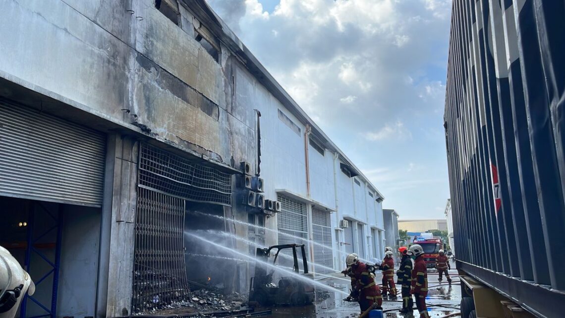 Bomba pantas elak kebakaran besar kilang pemetik api - Kosmo Digital