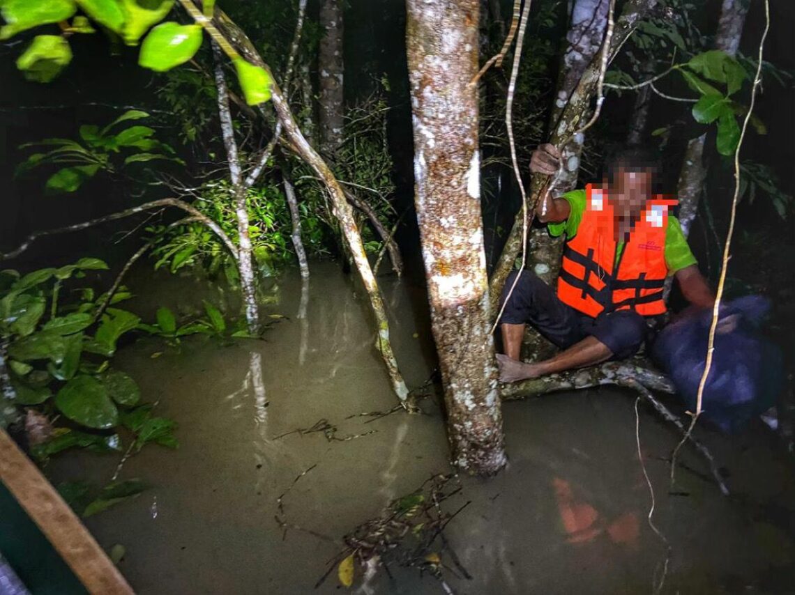 Sempat berpaut pada pokok lepas bot terbalik - Kosmo Digital