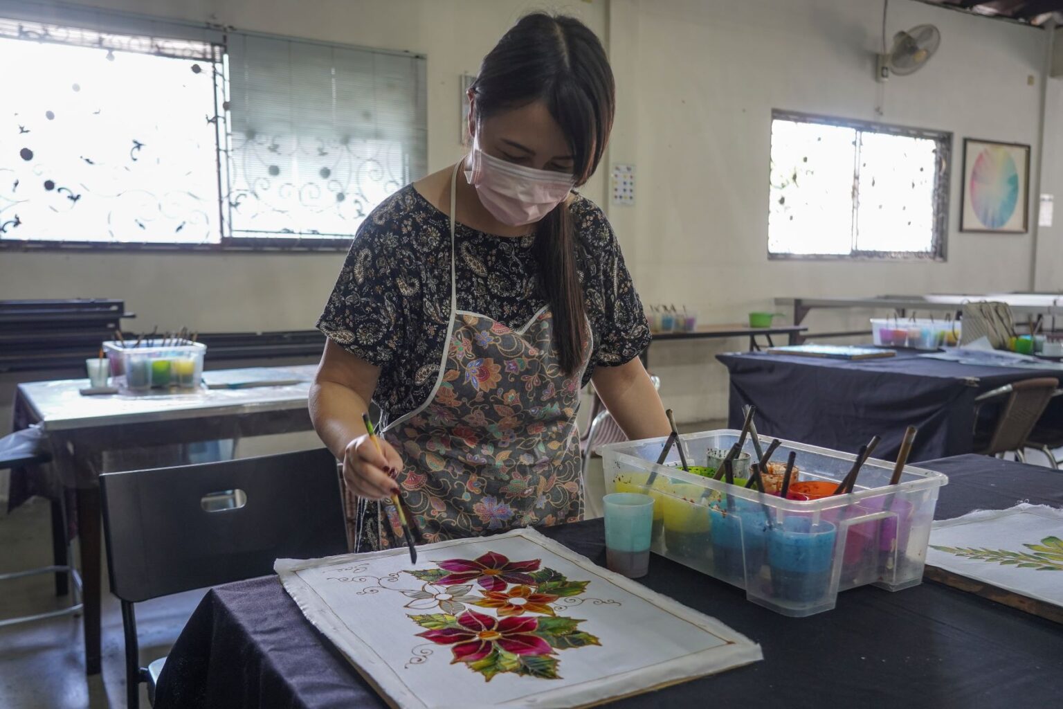 Menerokai keindahan seni tradisi batik di tengah kepesatan ibu kota ...