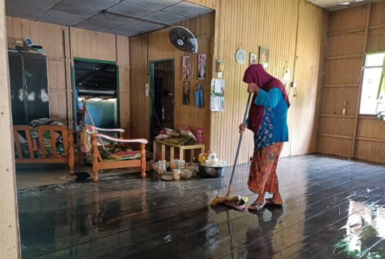 Banjir: Mangsa di Tumpat mula bersihkan rumah - Kosmo Digital