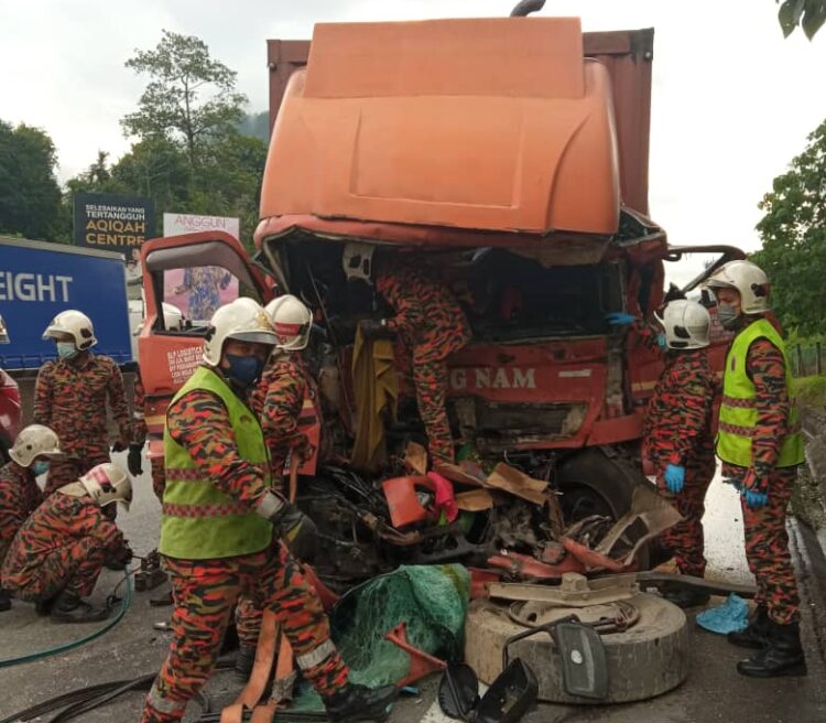 Pemandu maut kemalangan dua treler - Kosmo Digital