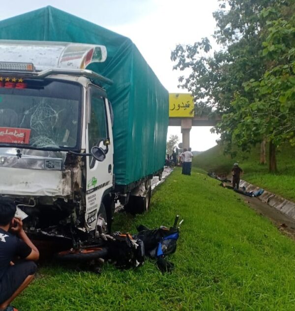 2 penunggang motosikal berteduh bawah jejambat maut dirempuh lori - Kosmo Digital