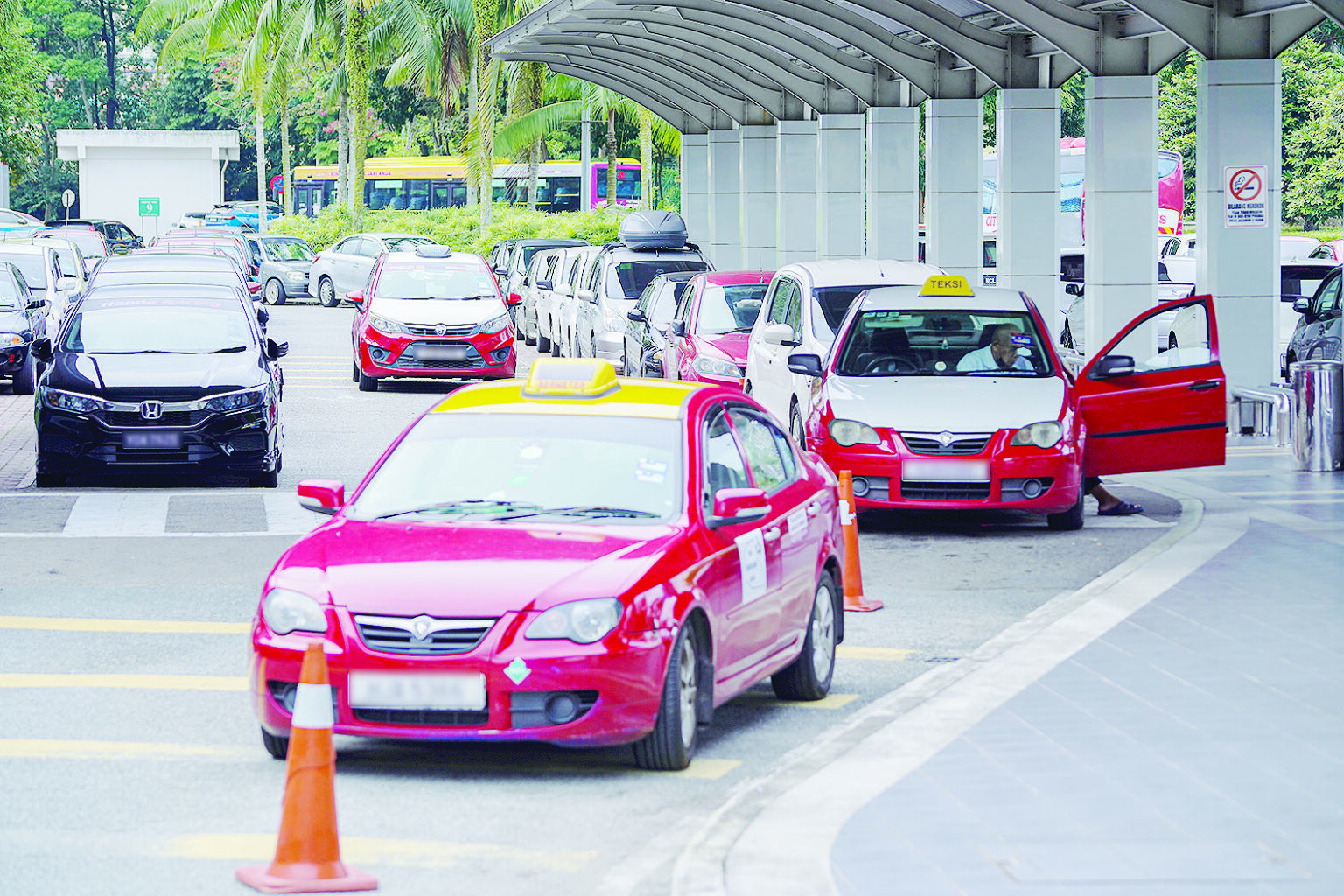 Industri teksi Johor Bahru tenat - Kosmo Digital