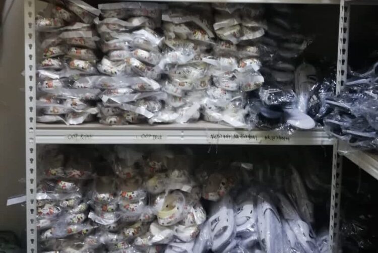 Lebih 4,000 kasut, selipar raya tiruan dirampas - Kosmo Digital