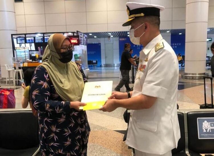 Agong beri sumbang peribadi kepada waris anggota TLDM - Kosmo Digital