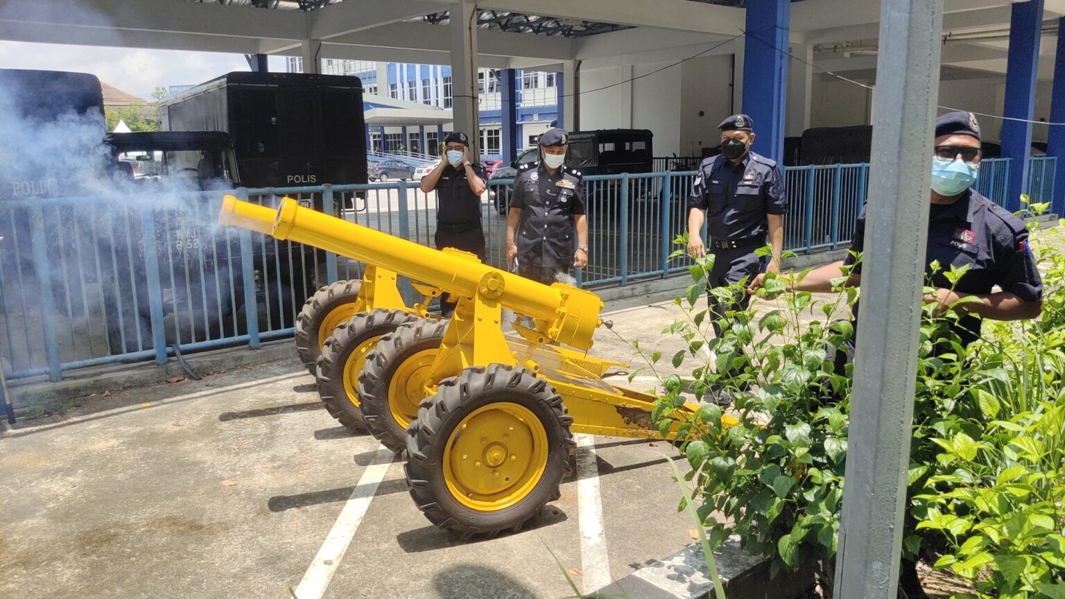 Tradisi letupan meriam Ramadan polis Pekan - Kosmo Digital