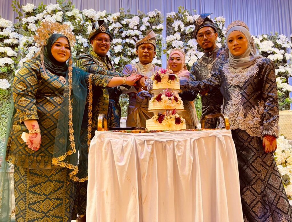 Tiga pengantin hamil bersanding serentak - Kosmo Digital