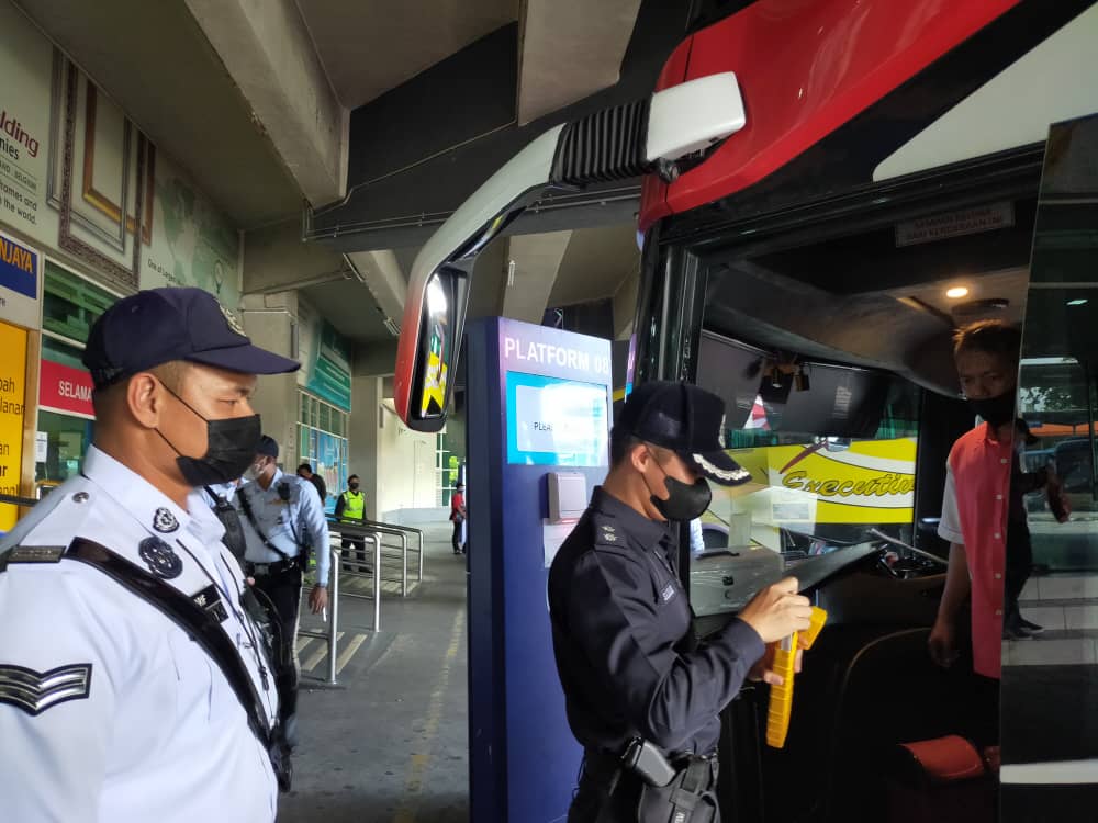 Pemandu bas ekspres positif syabu ditahan - Kosmo Digital