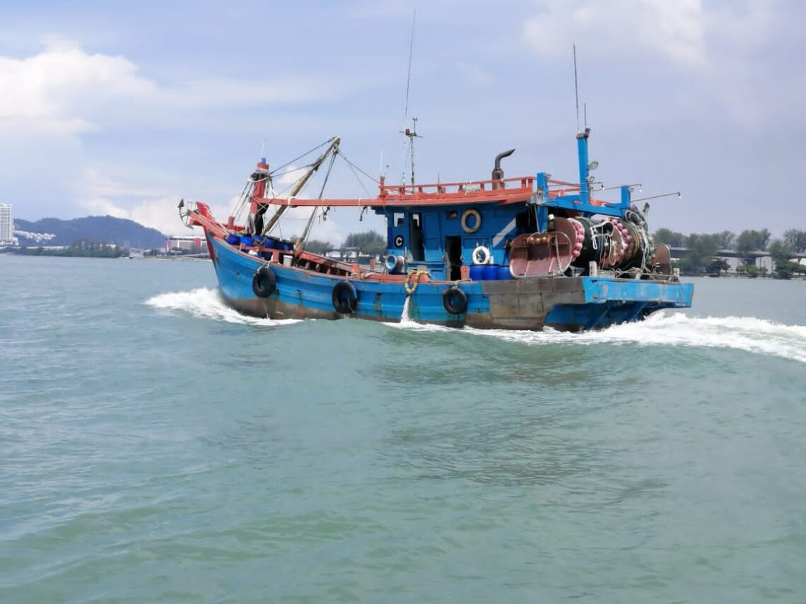 Bot tunda pukat di luar kawasan ditahan APMM - Kosmo Digital