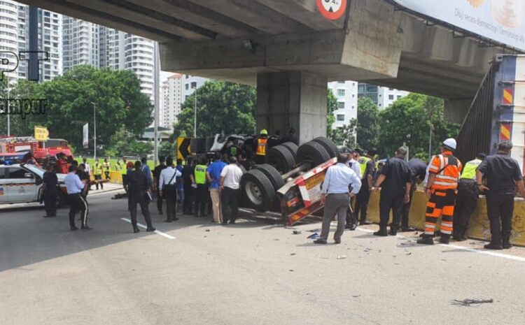 Pemandu treler maut rempuh tembok batu - Kosmo Digital